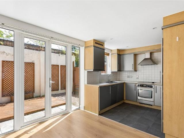 Clifden Mews, London, E5 2 bed terraced house to rent £2,700 pcm £623 pw