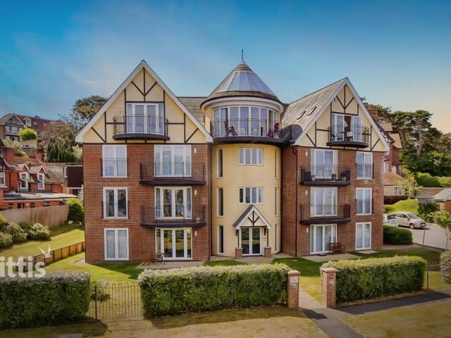 Cliff Road Totland Bay PO39 3 bed penthouse to rent £1,750 pcm £404 pw