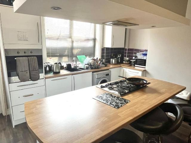 Clifford Place, Churwell, Morley, Leeds LS27, Room to rent, £535 pcm | PrimeLocation