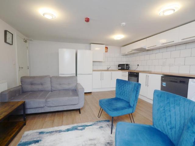 Clifton Avenue, Manchester M14 5 bed flat to rent £2,491 pcm £575 pw