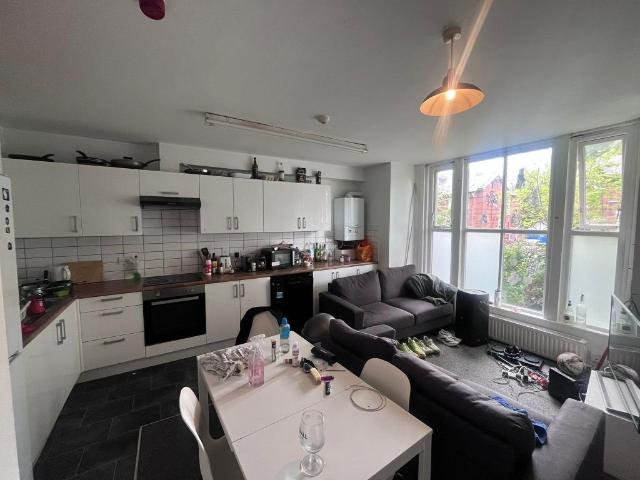 Clifton Avenue, Manchester M14 5 bed flat to rent £2,961 pcm £683 pw