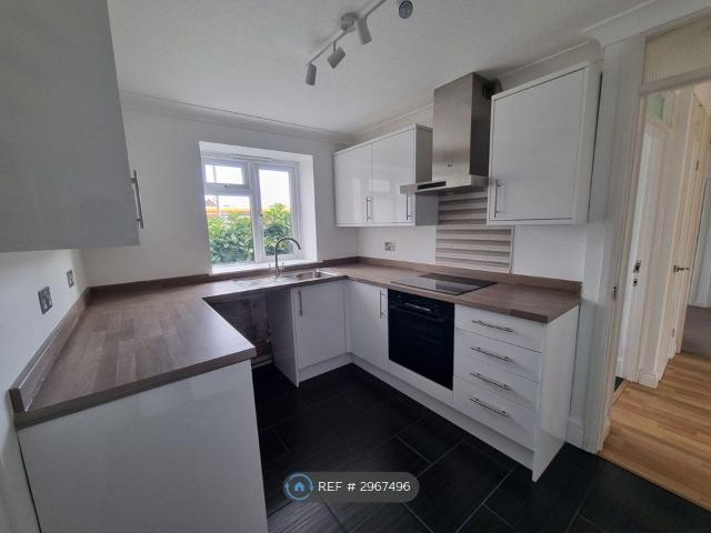 Clifton Court, High Wycombe HP11, 2 bed flat to rent, £1,450 pcm | PrimeLocation