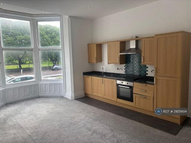 Clifton Drive North, Lytham St Annes. 2 bed flat to rent £1,000 pcm £231 pw