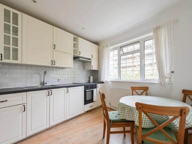 Clifton Gardens, London NW11 Studio to rent £1,700 pcm £392 pw