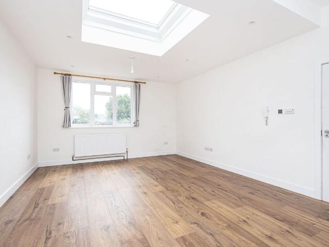 Clifton Gardens, Temple Fortune, London NW11, 1 bed flat to rent, £1,650 pcm | PrimeLocation