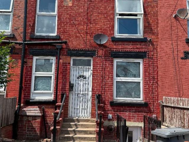 Clifton Grove, Leeds LS9, 2 bed terraced house to rent, £850 pcm | PrimeLocation