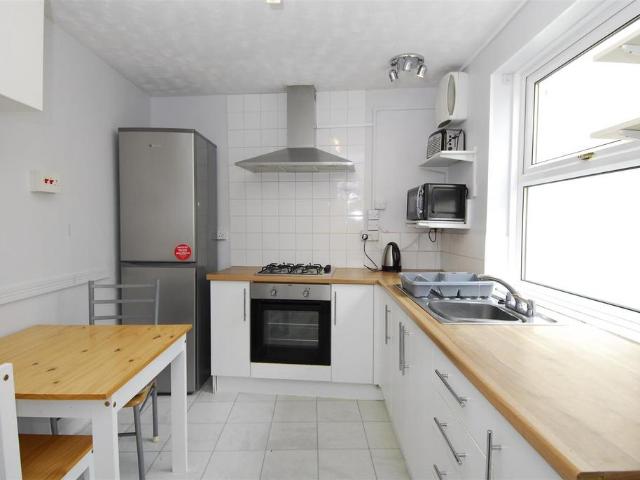 Clifton Place, Plymouth PL4 5 bed flat to rent £2,643 pcm £610 pw