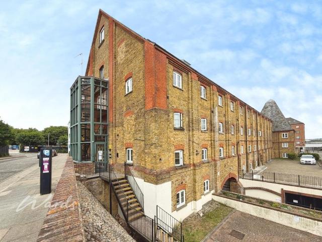 Clifton Road Gravesend DA11 1 bed duplex to rent £1,050 pcm £242 pw