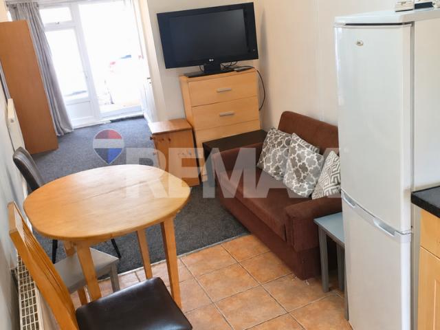 Clifton Road, Ilford IG2 2 bed maisonette to rent £1,600 pcm £369 pw
