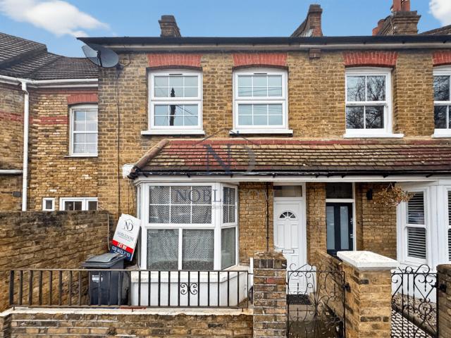 Clifton Road, Isleworth, TW7 3 bed terraced house to rent £2,395 pcm £553 pw