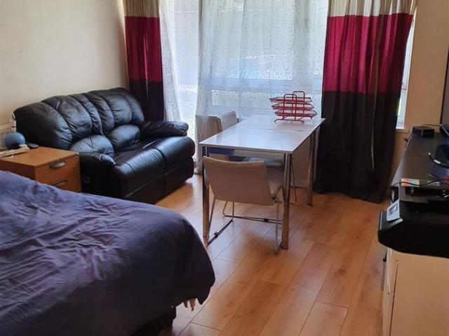 Clifton Road, London SW19, 1 bed property to rent, £1,600 pcm | PrimeLocation
