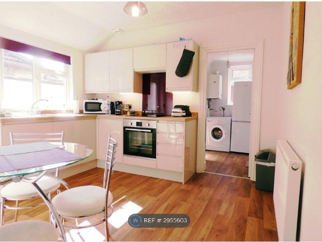 Clifton Road, Littlehampton BN17, 2 bed flat to rent, £1,175 pcm | PrimeLocation