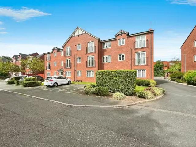 Clifton Road, Monton, M30 2 bed flat for sale £200,000