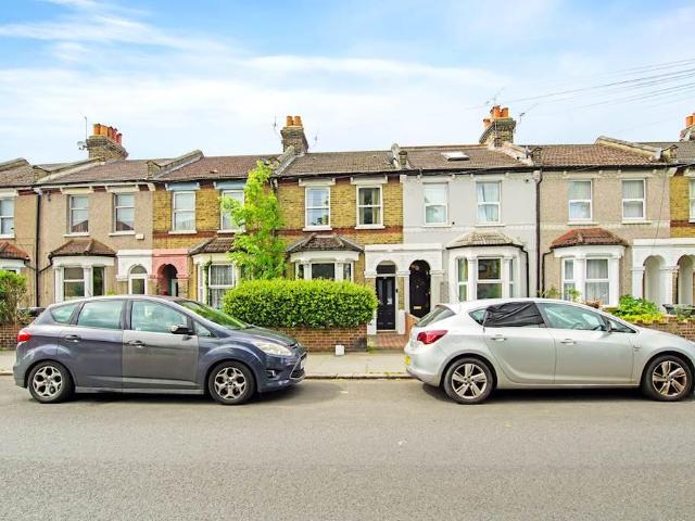 Clifton Road, SE25 2 bed terraced house to rent £2,250 pcm £519 pw