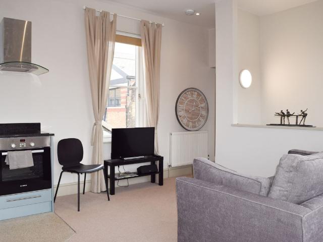 Clifton Walk, London W6, 1 bed flat to rent, £3,200 pcm | PrimeLocation