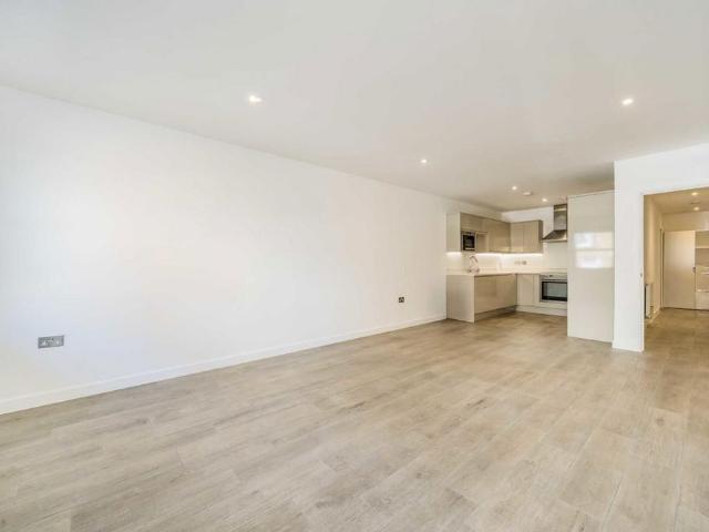 Clifton Walk, London W6 2 bed flat to rent £3,000 pcm £692 pw