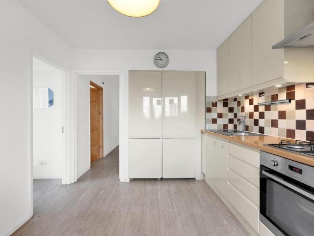 Clinger Court, Hobbs Place Estate. 2 bed flat to rent £2,650 pcm £612 pw