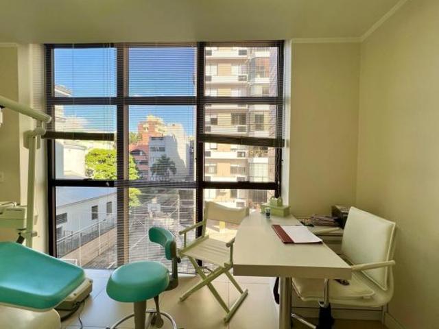 Clínica Odontológica mobiliada e equipada, 38 m2 com 2 vagas individuais na Av. Vinte e Quatro de Ou
