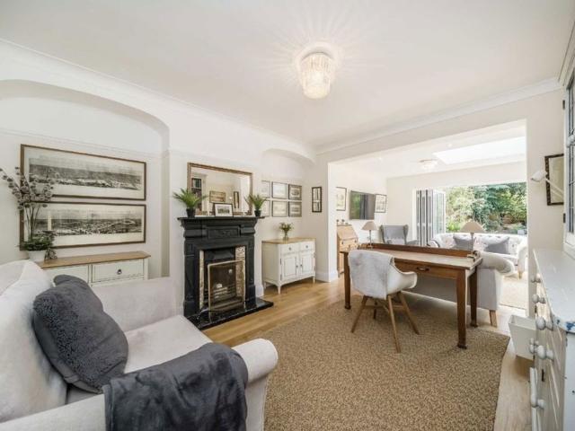Clinton Avenue, KT8, London