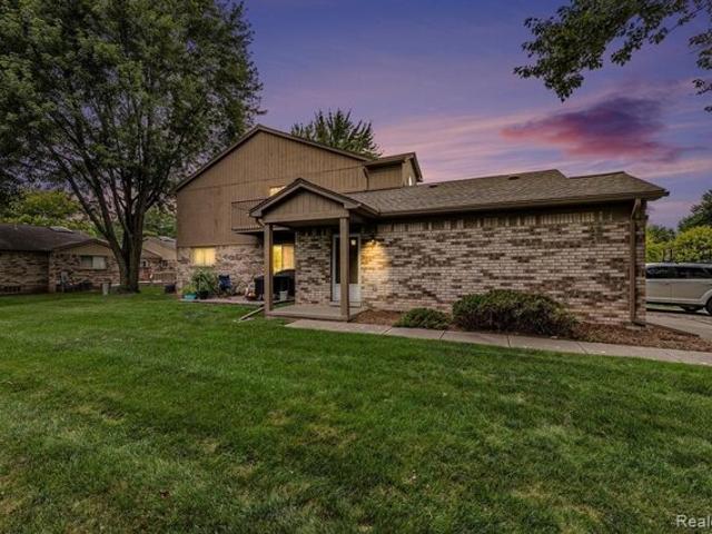 Clinton Grove Dr, Clinton Township, Condo For Sale