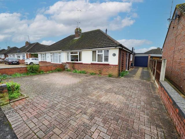 Clipstone Crescent, Leighton Buzzard 2 bed bungalow to rent £1,295 pcm £299 pw