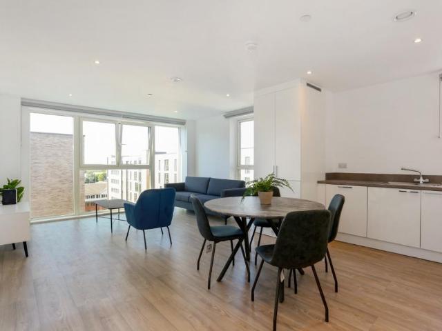 Clippers Quay Salford M50 2 bed apartment to rent £1,435 pcm £331 pw