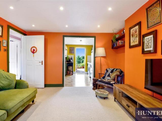 Clissold Crescent, Hackney, N16 2 bed apartment to rent £2,795 pcm £645 pw