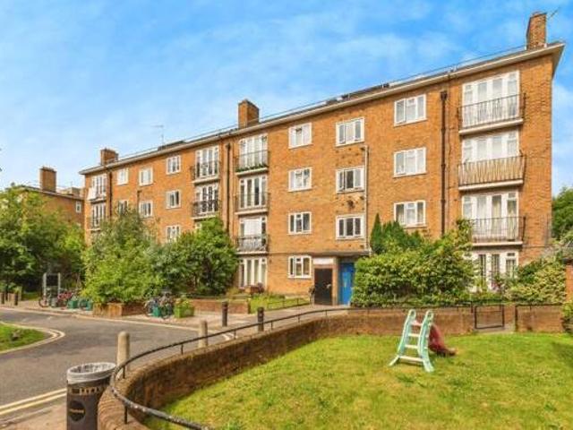 Clissold Crescent, London, 2 Bedroom Flat