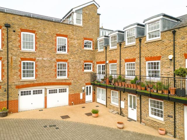 Clunbury Court, Manor Street, Berkhamsted HP4, 2 bed flat to rent, £2,400 pcm | PrimeLocation