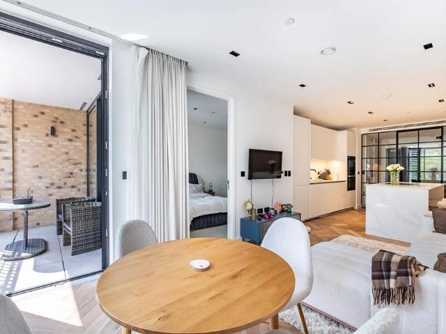 Cluny Mews, Kensington