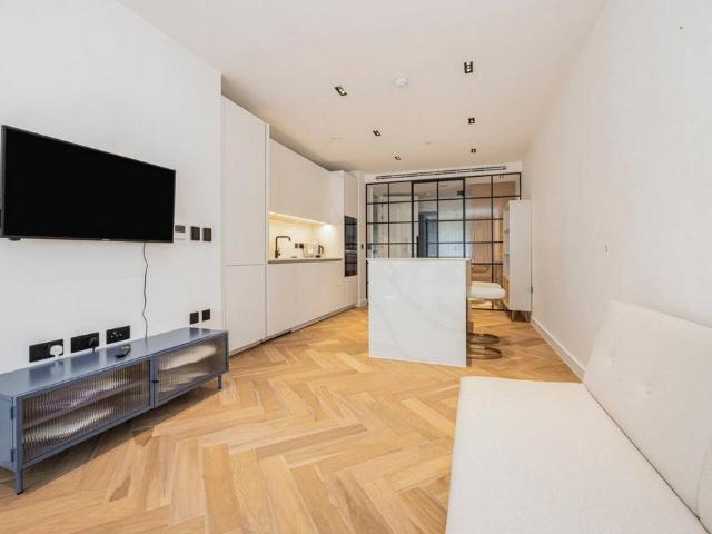 Cluny Mews, London, SW5 1 bed flat to rent £4,200 pcm £969 pw