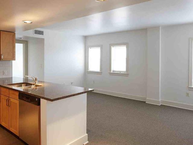 Clyde Manor 2 Bedroom Apartment for Rent at 350 E Armour Blvd, Kansas City, MO 64111 Broadway Gillham