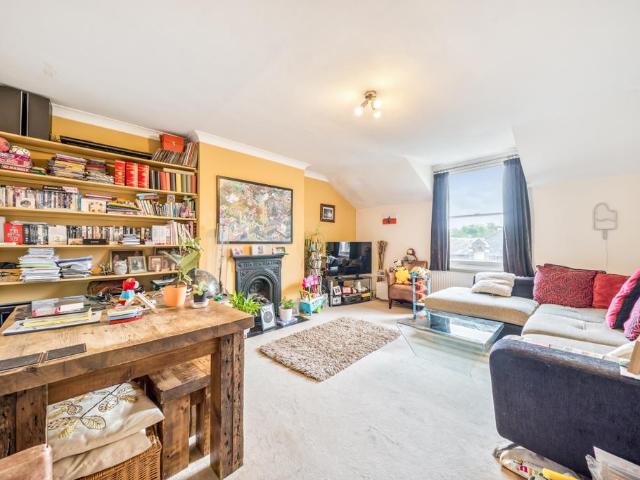 Crouch Hall Road London N8 2 bed flat to rent £2,350 pcm £542 pw