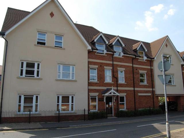 Crouch Oak Lane, Addlestone KT15, 2 bed flat to rent, £1,400 pcm | PrimeLocation