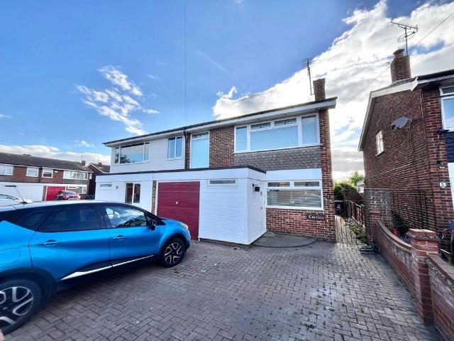 Crouchmans Avenue, Great Wakering. 4 bed semi detached house to rent £1,950 pcm £450 pw