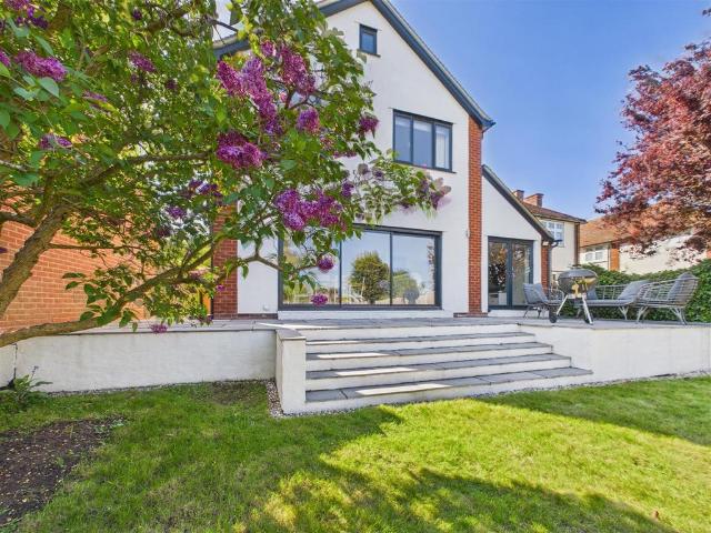Crow Furlong, Hitchin SG5 5 bed house to rent £3,600 pcm £831 pw
