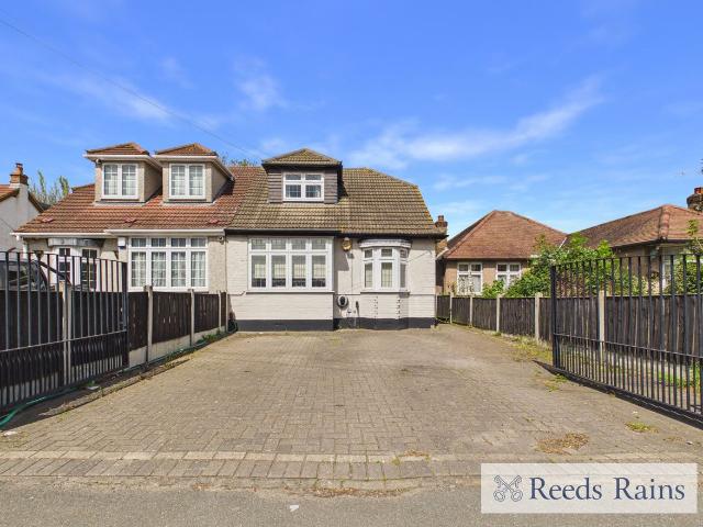 Crow Lane, Romford RM7, 3 bed bungalow to rent, £2,200 pcm | PrimeLocation