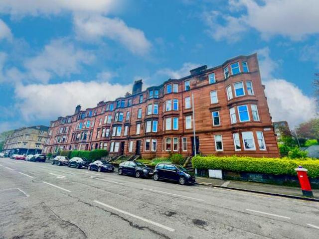 Crow Road, Glasgow G11 3 bed flat to rent £2,100 pcm £485 pw