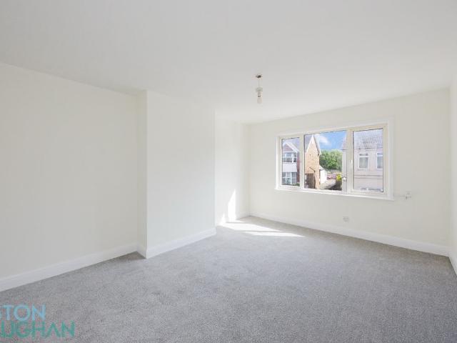 Crowborough Hill, Crowborough TN6, 2 bed flat to rent, £1,250 pcm | PrimeLocation