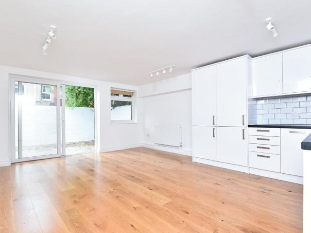 Crowborough Road, London, SW17 1 bed flat to rent £2,000 pcm £462 pw