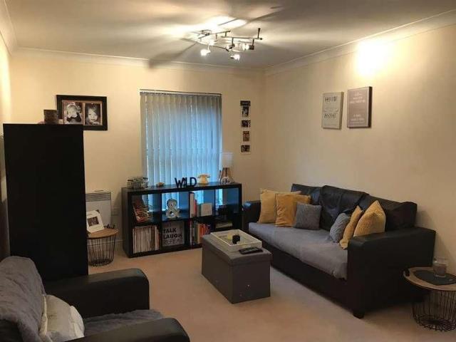Crowder Close, Compton Court, N12