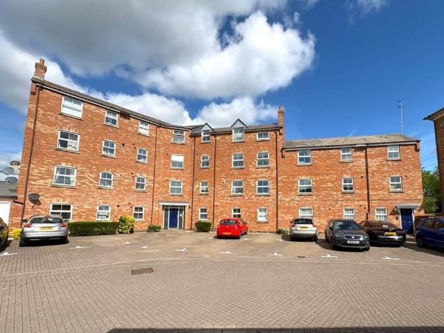 Crowell Mews, Aylesbury HP19 2 bed flat to rent £1,050 pcm £242 pw