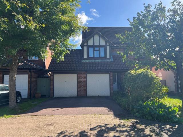 Crowhurst Keep, Crawley, RH10 4 bed house to rent £2,300 pcm £531 pw