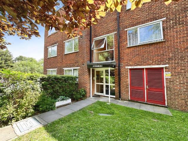 Crown Walk, Wembley, HA9 2 bed apartment to rent £1,900 pcm £438 pw