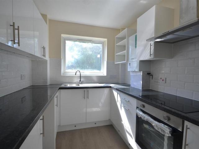 Crown Walk, Wembley, Middlesex, HA9 8HU 2 bed flat to rent £1,925 pcm £444 pw
