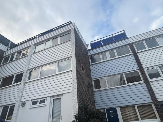 Crown Court, Cowes, PO31 3 bed townhouse to rent £1,375 pcm £317 pw