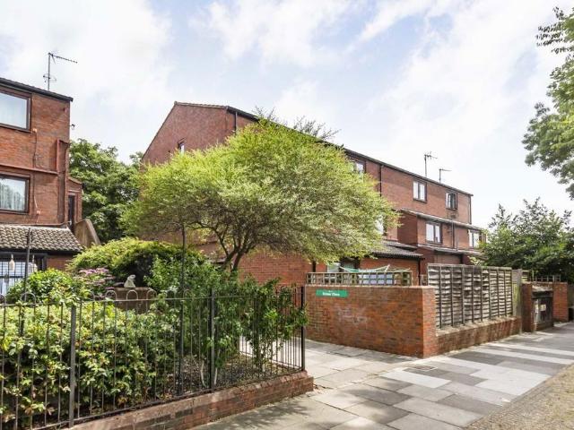 Crown Close, London NW6 3 bed flat to rent £3,000 pcm £692 pw