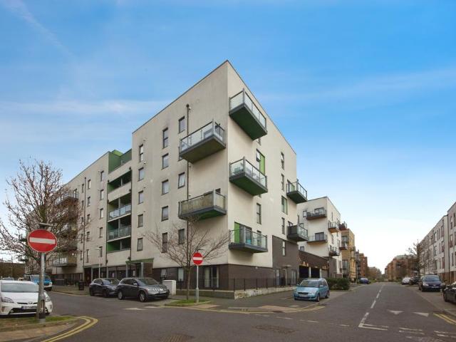 Crown Drive, Romford, RM7 1 bed apartment to rent £1,450 pcm £335 pw