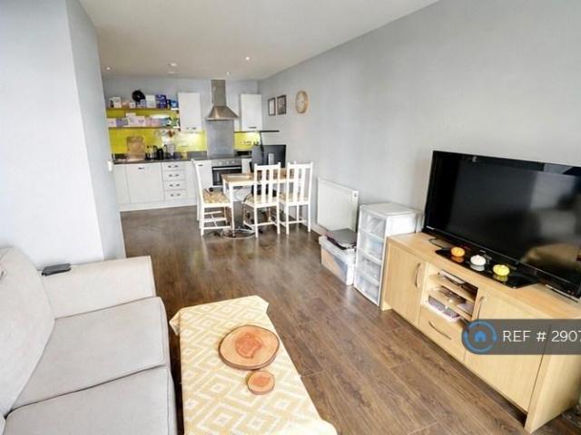 Crown Drive, Romford, RM7 1 bed flat to rent £1,600 pcm £369 pw