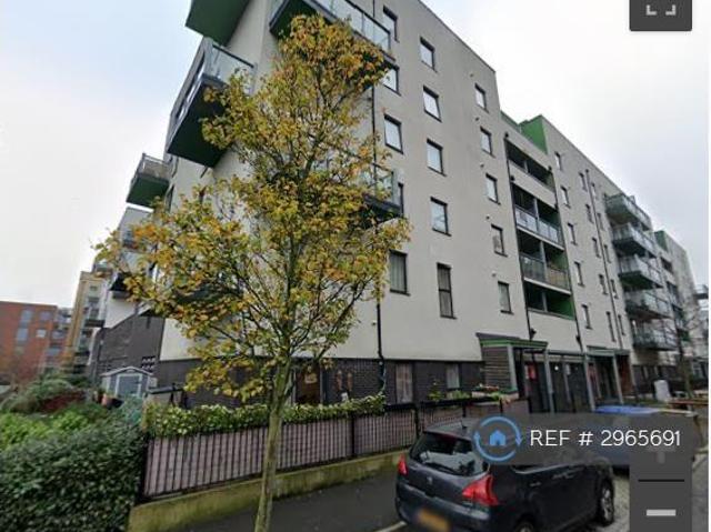 Crown Drive, Romford, RM7 2 bed flat to rent £1,850 pcm £427 pw